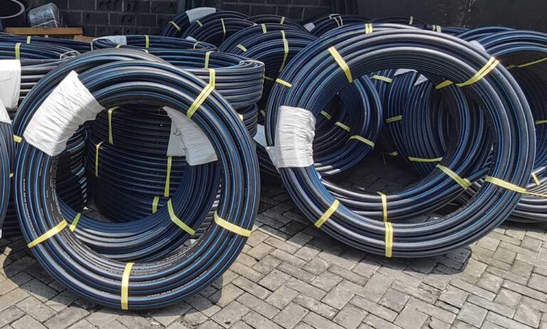Pipa Hitam Roll HDPE Untuk Saluran Air Bersih Bertekanan" - pipaplastik.com
